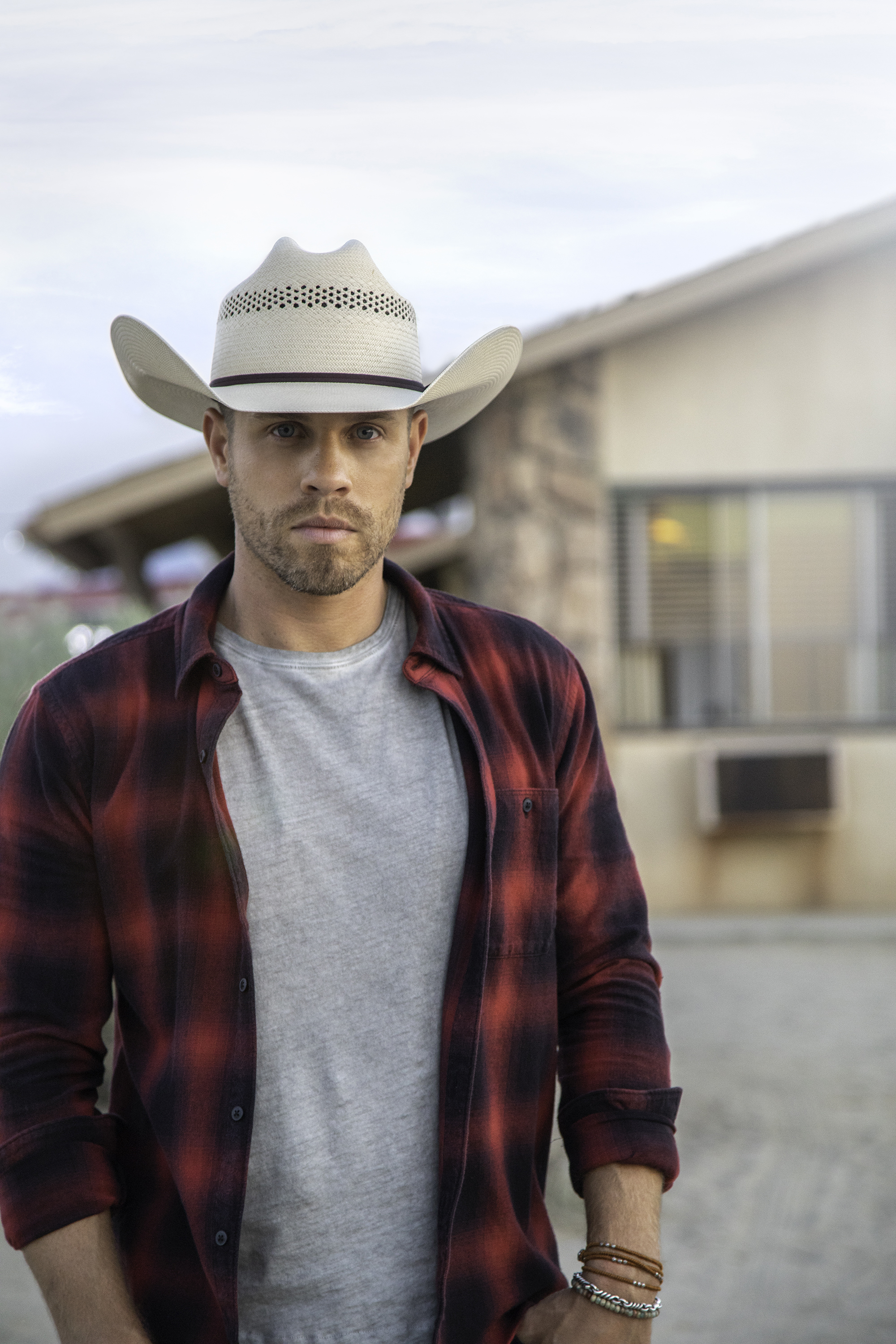 Dustin Lynch claims his sixth #1 at Country Radio with breezy chart ...