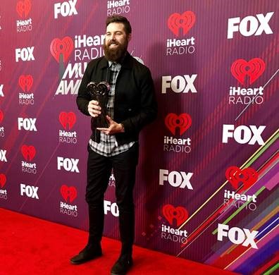 Jordan Davis wins Best New Country Artist at iHeartRadio Music Awards ...
