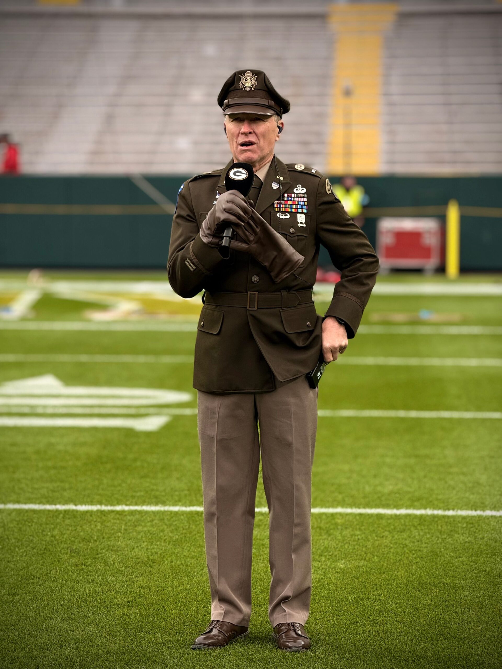 Craig Morgan performs National Anthem at Tennessee Titans and Green Bay ...